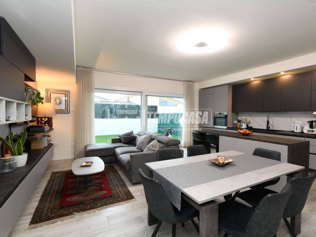 Vendita Appartamento Lonato del Garda. Quadrilocale in via Fornasetta. Nuovo, piano terra, posto ...