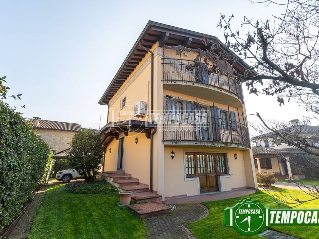 Vendita Villa unifamiliare in via Zara Pandino. Ottimo stato, posto auto, con balcone ...