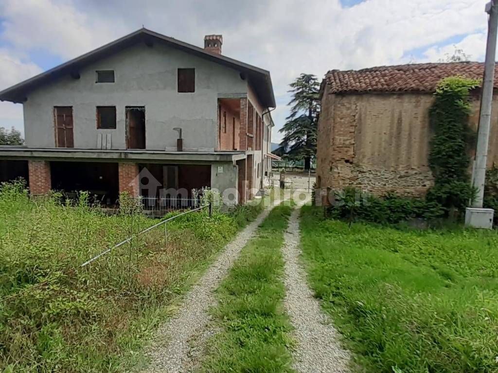 Vendita Villa bifamiliare in Cascina Peverelli Sciolze. Da ristrutturare, posto auto, con ...