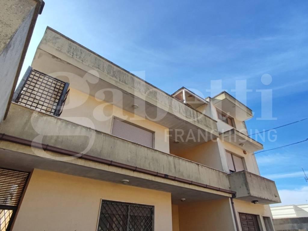 Vendita Appartamento Racale. Buono stato, primo piano, posto auto, con ...