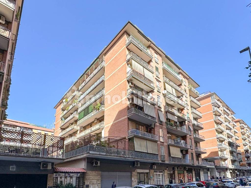 Vendita Appartamento Roma. Quadrilocale in via Attio Labeone 50. Buono ...