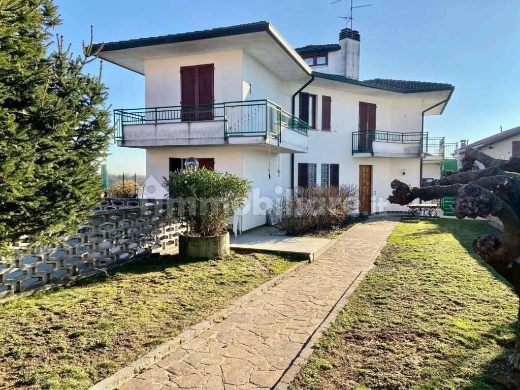 Vendita Villa bifamiliare in via Giotto Solbiate con Cagno. Buono stato ...