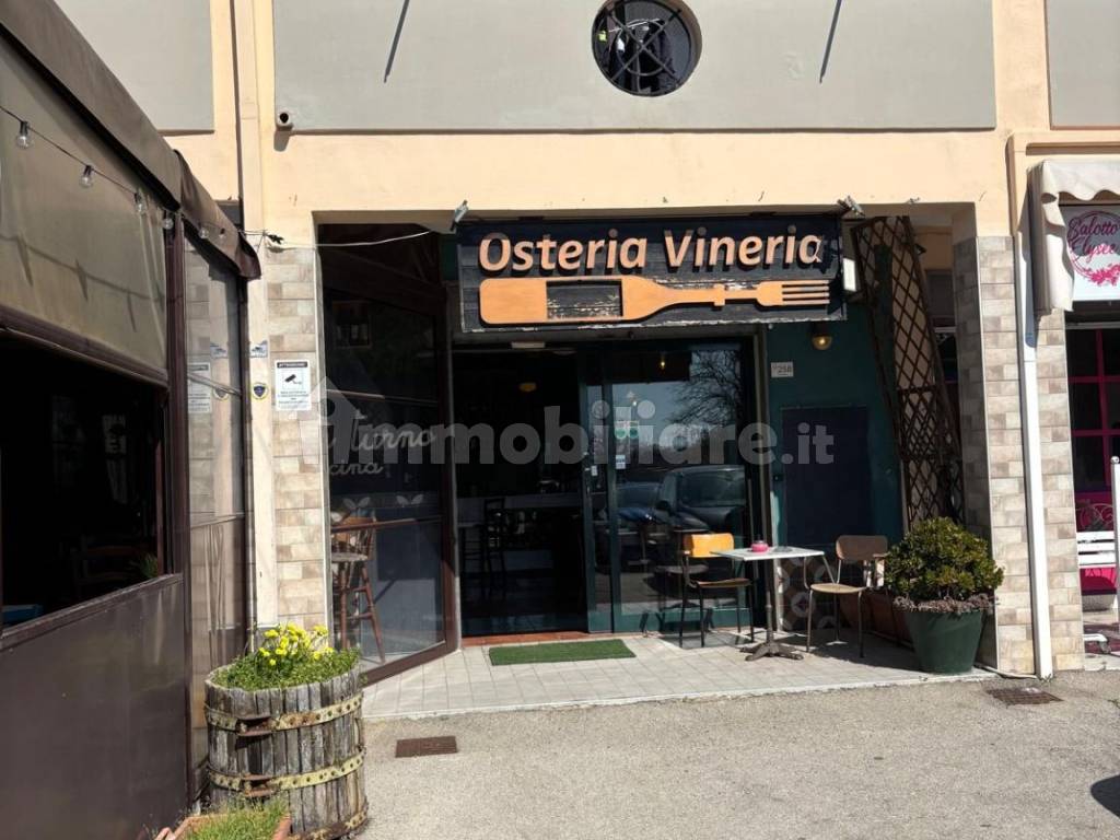 Attività commerciale via Ripuaria, Giugliano in Campania, Rif ...