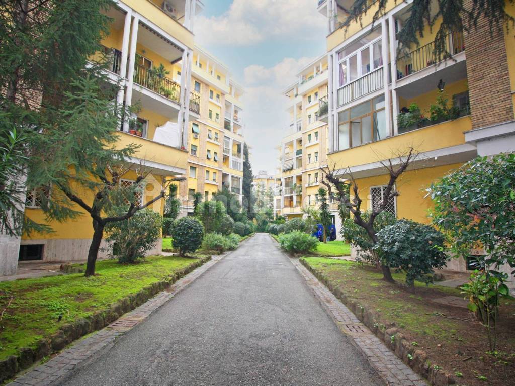 Vendita Appartamento Roma. Trilocale in via Rosa Raimondi Garibaldi 119 ...