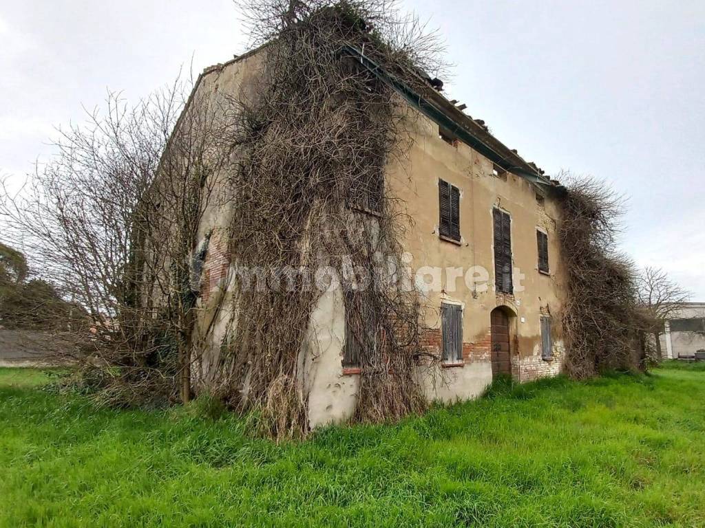 Vendita Rustico Luzzara. Da ristrutturare, 810 m², rif. 119081591