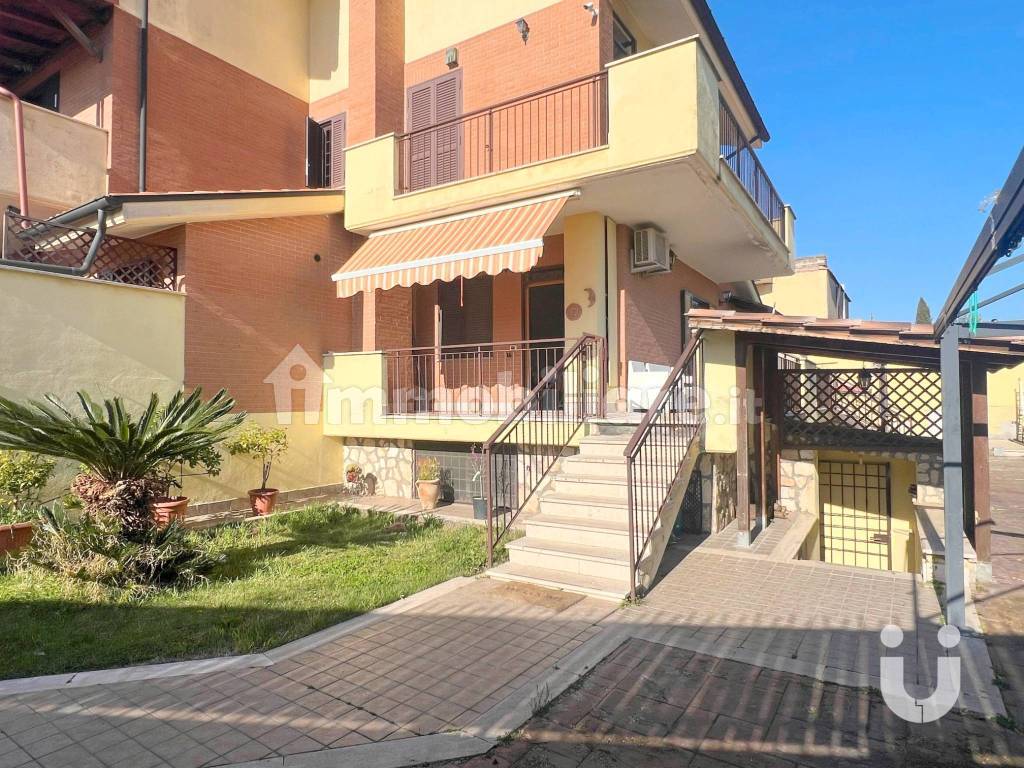 Vendita Villa plurifamiliare in via Castel di Lama Roma. Buono stato ...