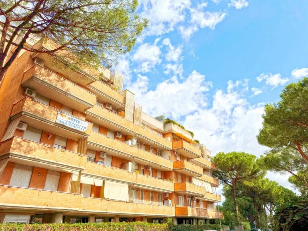 Vendita Appartamento Roma. Trilocale in via Pellaro 40. Buono stato ...