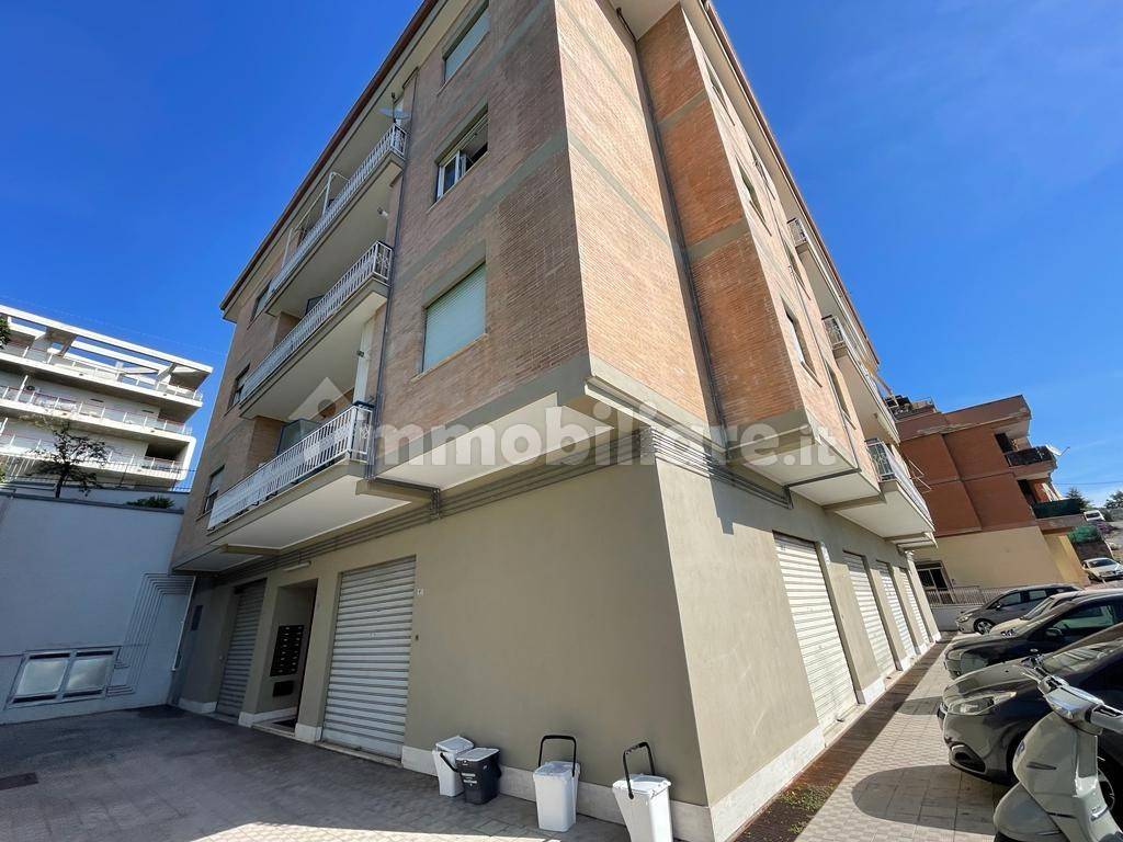 Vendita Appartamento Ariccia. Trilocale in via del Tesoro 39. Buono ...