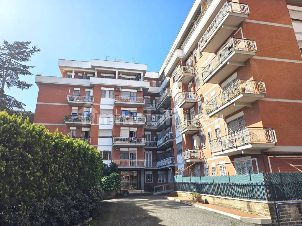 Vendita Appartamento Roma. Trilocale in piazza Alberto Alessio. Buono ...