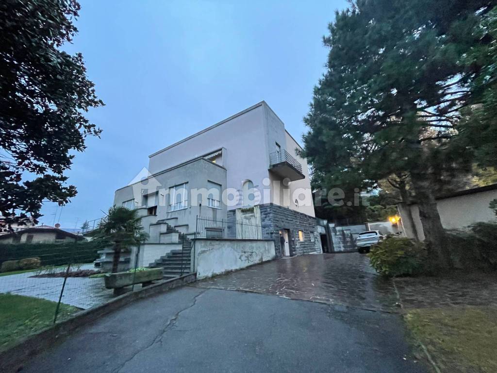 Sale Two-family villa in via Vittorio Veneto Cantù. Excellent condition ...