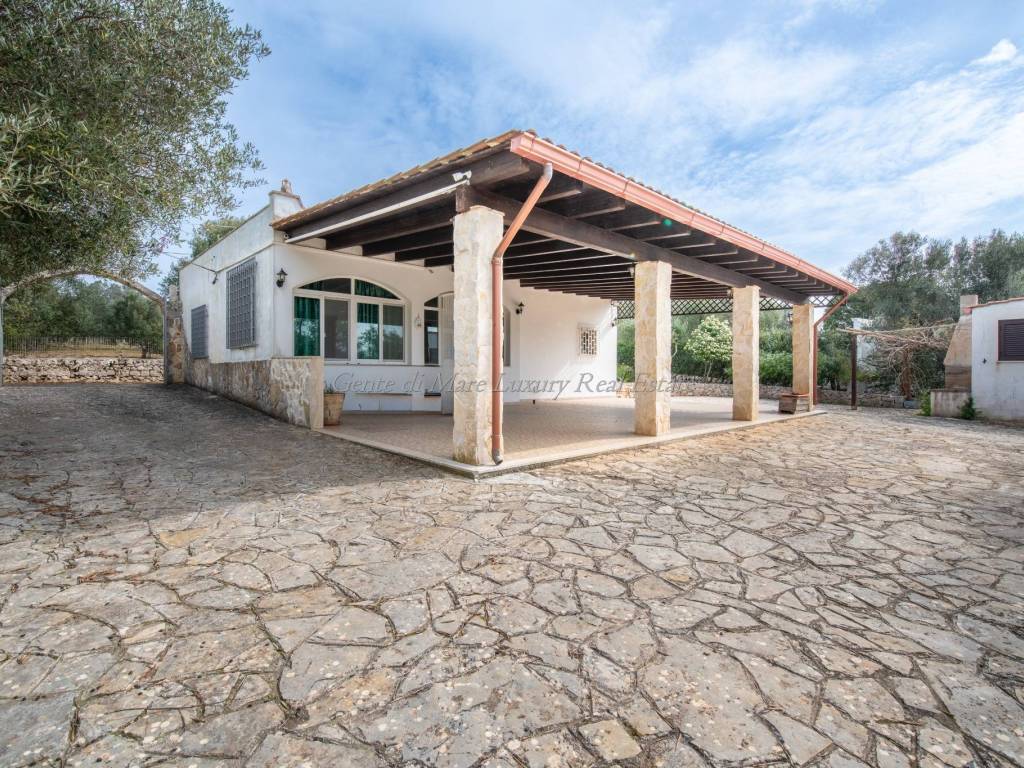 Vendita Villa unifamiliare in Strada Provinciale per Cisternino Ostuni. Posto auto, 200 m², rif ...