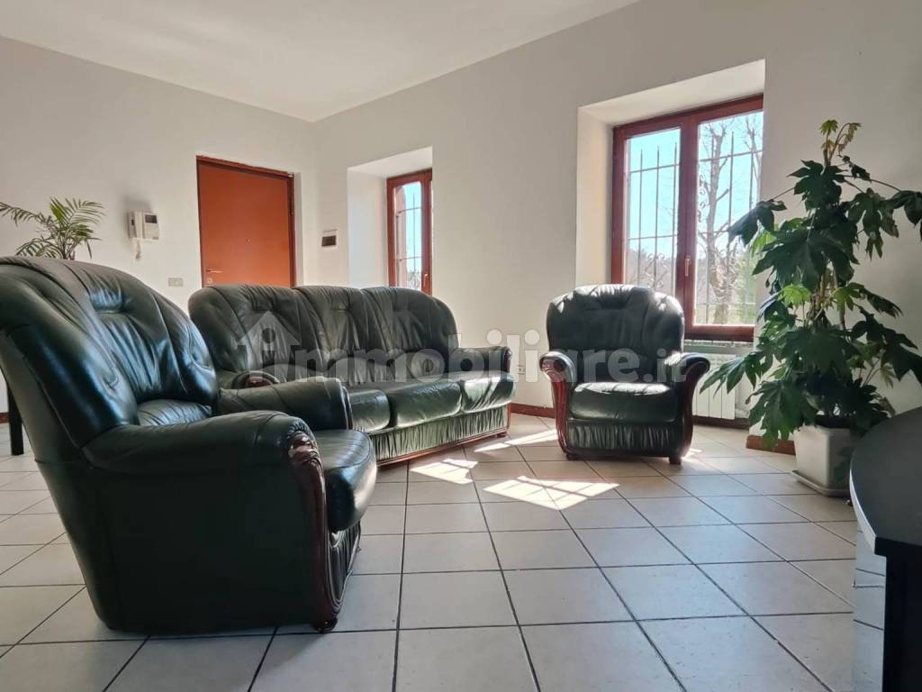 Affitto Appartamento Costa Masnaga. Trilocale in via Rogeno. Buono stato, primo piano ...