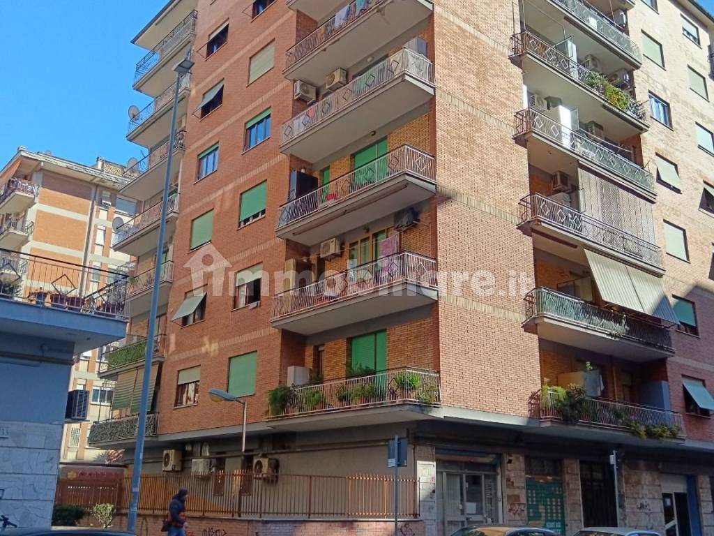 Vendita Appartamento Roma. Bilocale in via Attio Labeone 39. Buono ...