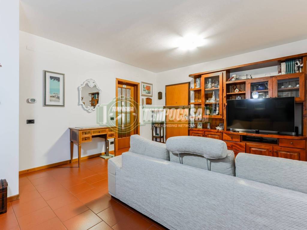 Vendita Appartamento Vimercate. Trilocale in via Velasca 52. Buono stato, terzo piano, posto ...