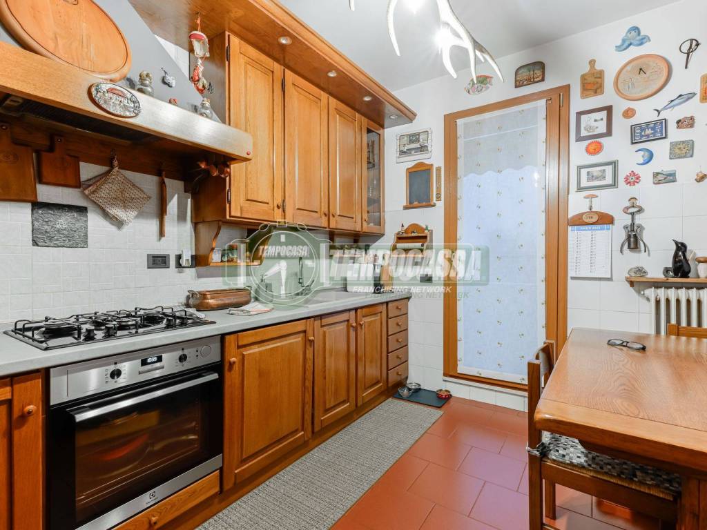 Vendita Appartamento Vimercate. Trilocale in via Velasca 52. Buono stato, terzo piano, posto ...