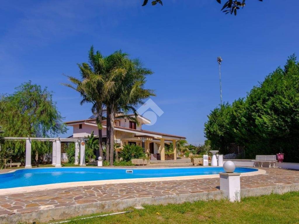 Vendita Villa unifamiliare in via da vora Racale. Ottimo stato, posto ...