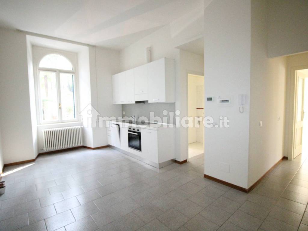 Affitto Appartamento Como. Trilocale in via Zezio. Ottimo stato, piano ...