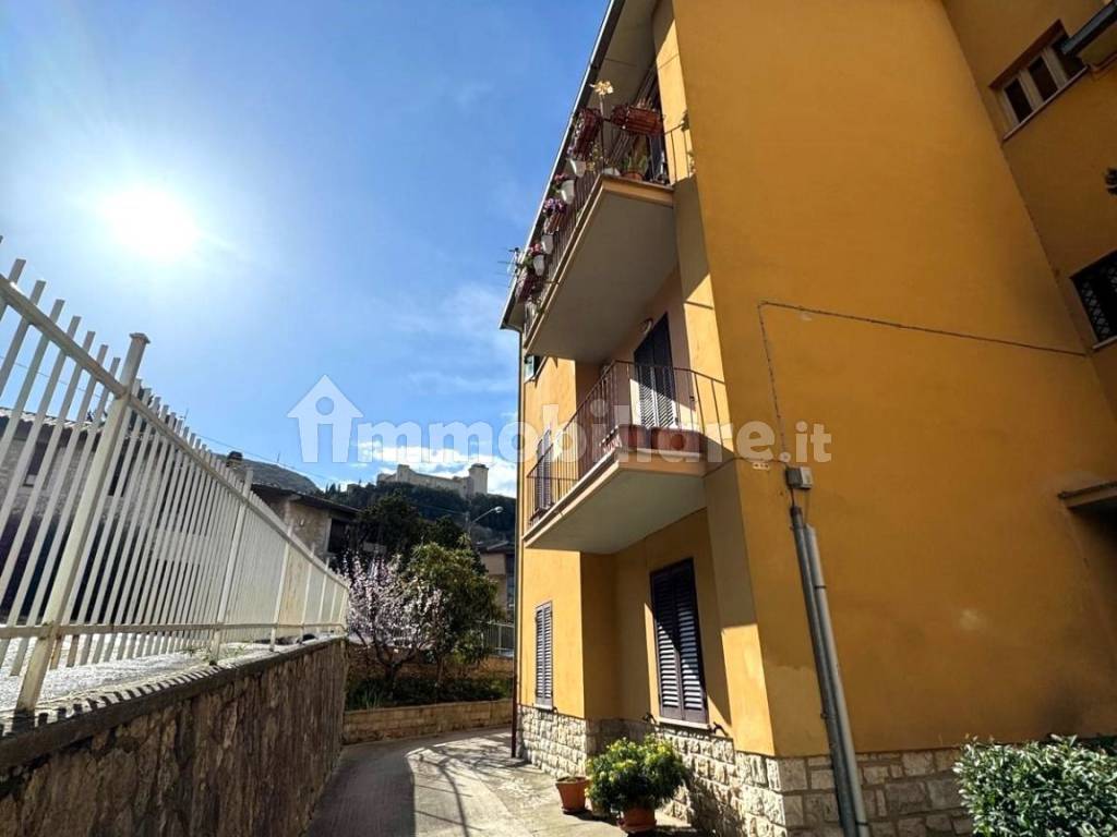Affitto Appartamento Spoleto. Trilocale in via Angelo Amadio. Buono ...