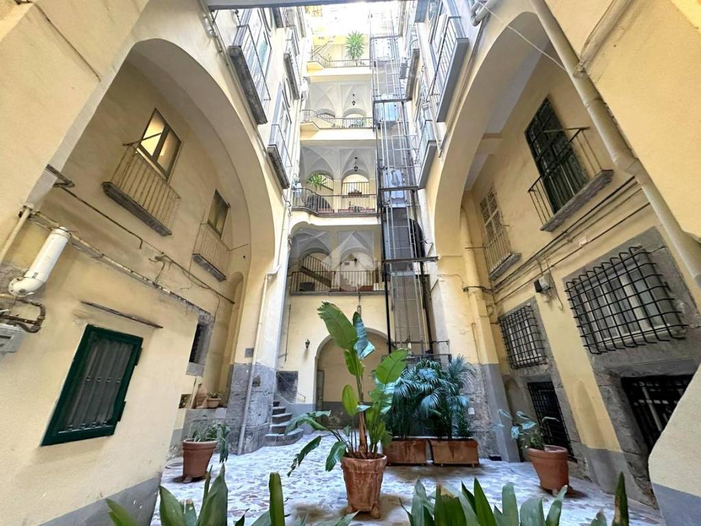 Vendita Appartamento in Gradoni di Chiaia. Napoli. Ottimo stato, terzo ...