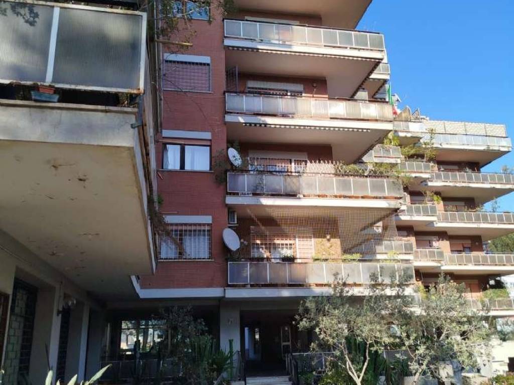Vendita Appartamento Roma. Trilocale in via Cornelia. Da ristrutturare ...