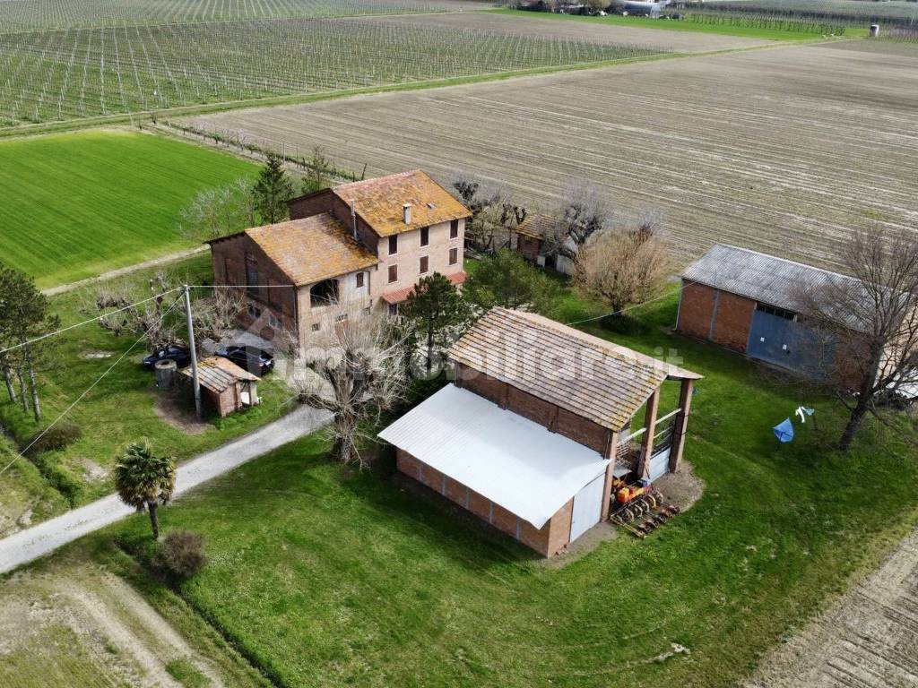 Vendita Casa colonica in via di Dozza Imola. Da ristrutturare, posto ...