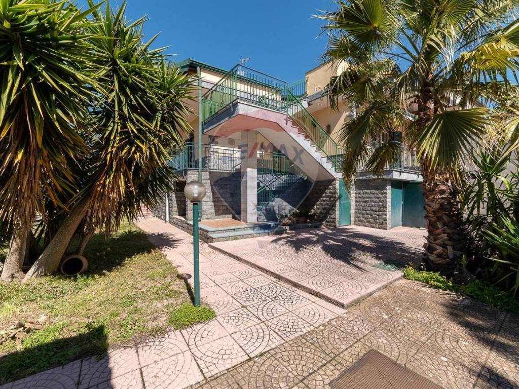 Vendita Villa unifamiliare in via Belpasso Pedara 23 Mascalucia. Buono stato, posto auto, con ...