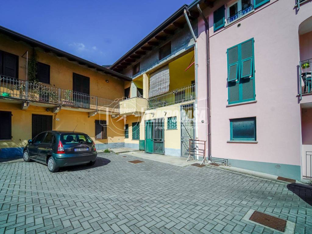 Vendita Appartamento Jerago con Orago. Trilocale in via Zeni 8. Da ...