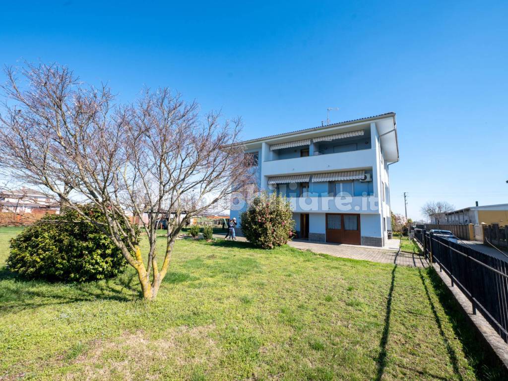 Vendita Villa bifamiliare in Strada Privata delle camelie 1 Cameri ...