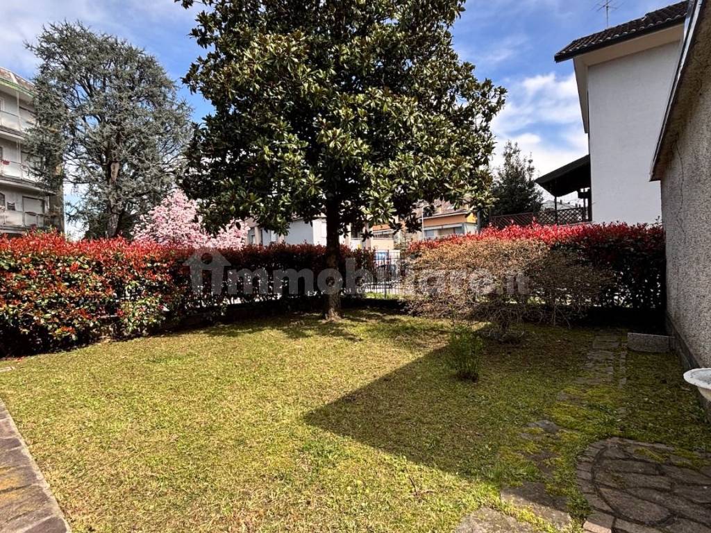 Vendita Villa unifamiliare in via Marziale Rho. Ottimo stato, posto auto, con balcone ...