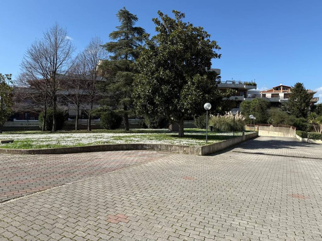 Vendita Appartamento Roma. Quadrilocale in via Monasterace. Ottimo ...