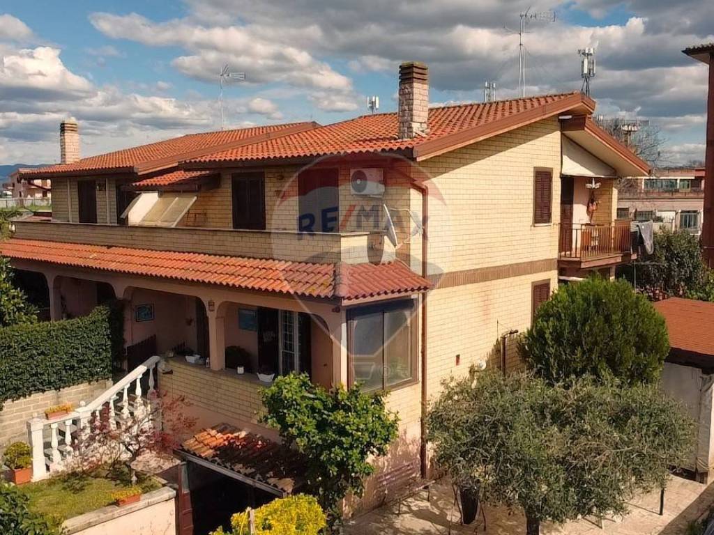 Vendita Villa bifamiliare in via Barriera del Bosco 3B Roma. Buono ...