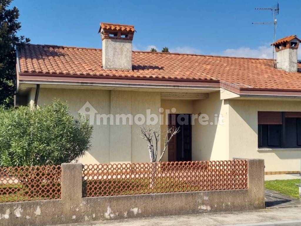 Vendita Villa bifamiliare in via Mario Danieli 40 Buttrio. Posto auto ...