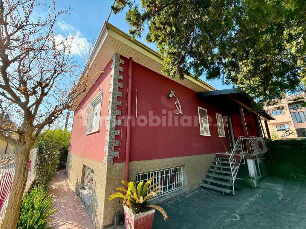 Vendita Villa unifamiliare in via Giotto di Bondone 9 Saronno. Buono ...