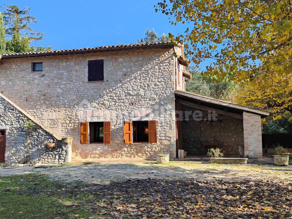 Vente Ferme en Vocabolo Raggio 405 Massa Martana. Excellent état, place ...