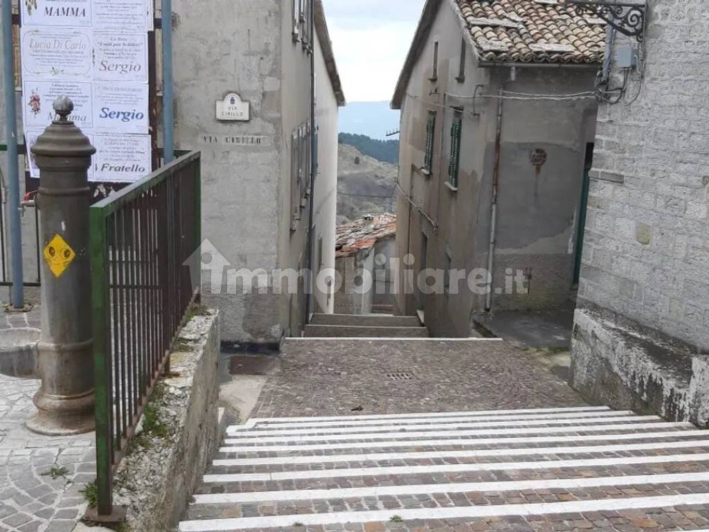 Vendita Villa unifamiliare in piazza Vittorio Emanuele Schiavi di Abruzzo. Da ristrutturare ...