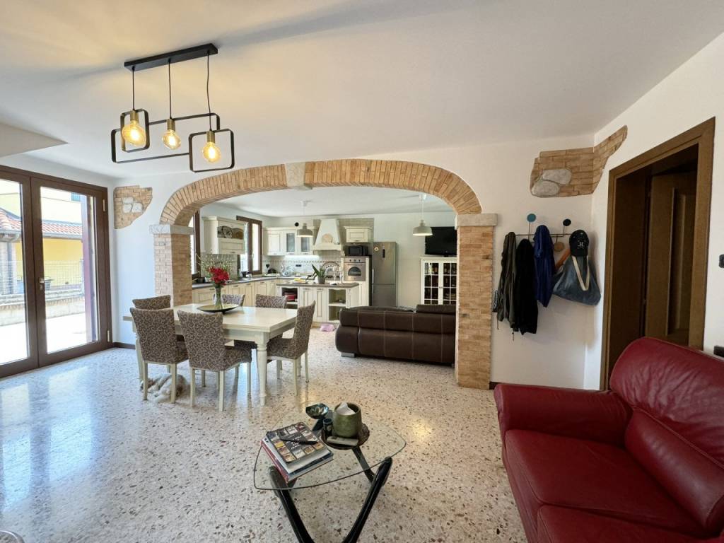 Vendita Villa bifamiliare in via giovanni falcone Villa Estense. Ottimo ...