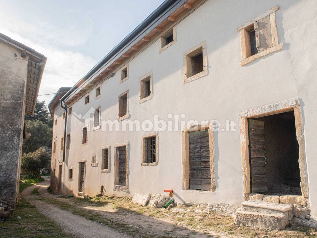Sale Country house in Località Cotto Marano di Valpolicella. New, 300 ...