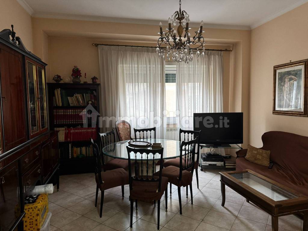 Rent Apartment Rome. 3-room flat in via Enrico Caruso. Good condition ...
