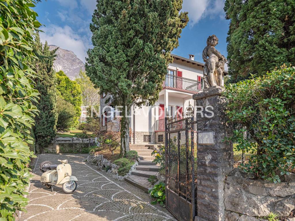 Vendita Villa unifamiliare Lierna. Ottimo stato, posto auto, con ...