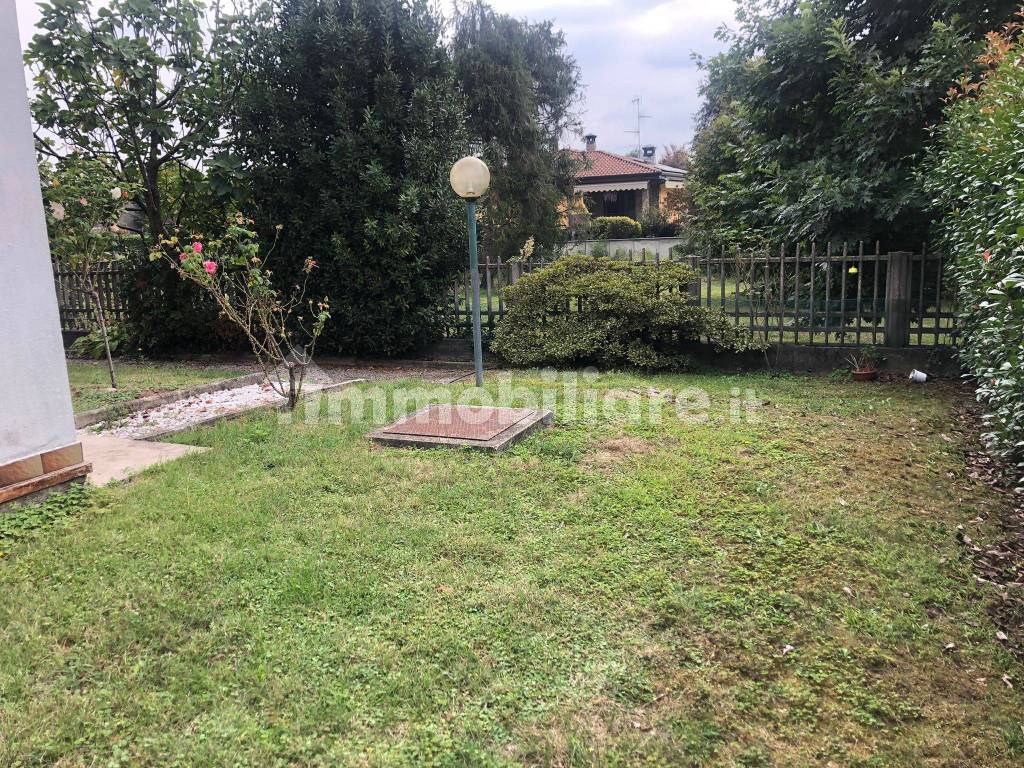 Affitto Villa bifamiliare Somma Lombardo. Posto auto, con terrazza ...