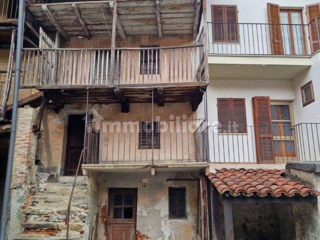 Vendita Rustico in via Roma 49 Banchette. Da ristrutturare, posto auto ...