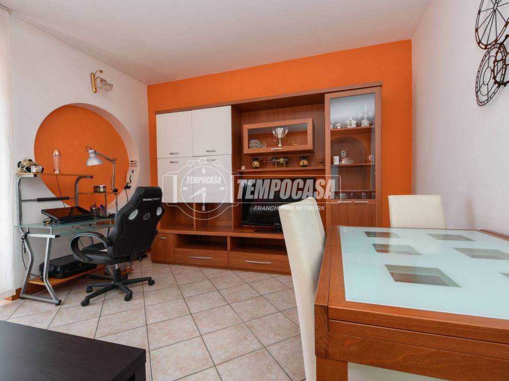 Vendita Appartamento Lonato del Garda. Quadrilocale in via San Zeno, Lonato. Buono stato, primo ...