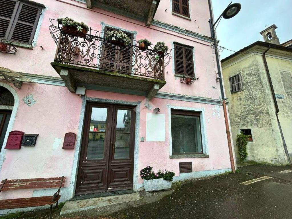 Locale commerciale piazza Massimo D'Azeglio 4, Azeglio, Rif. 120103740 ...
