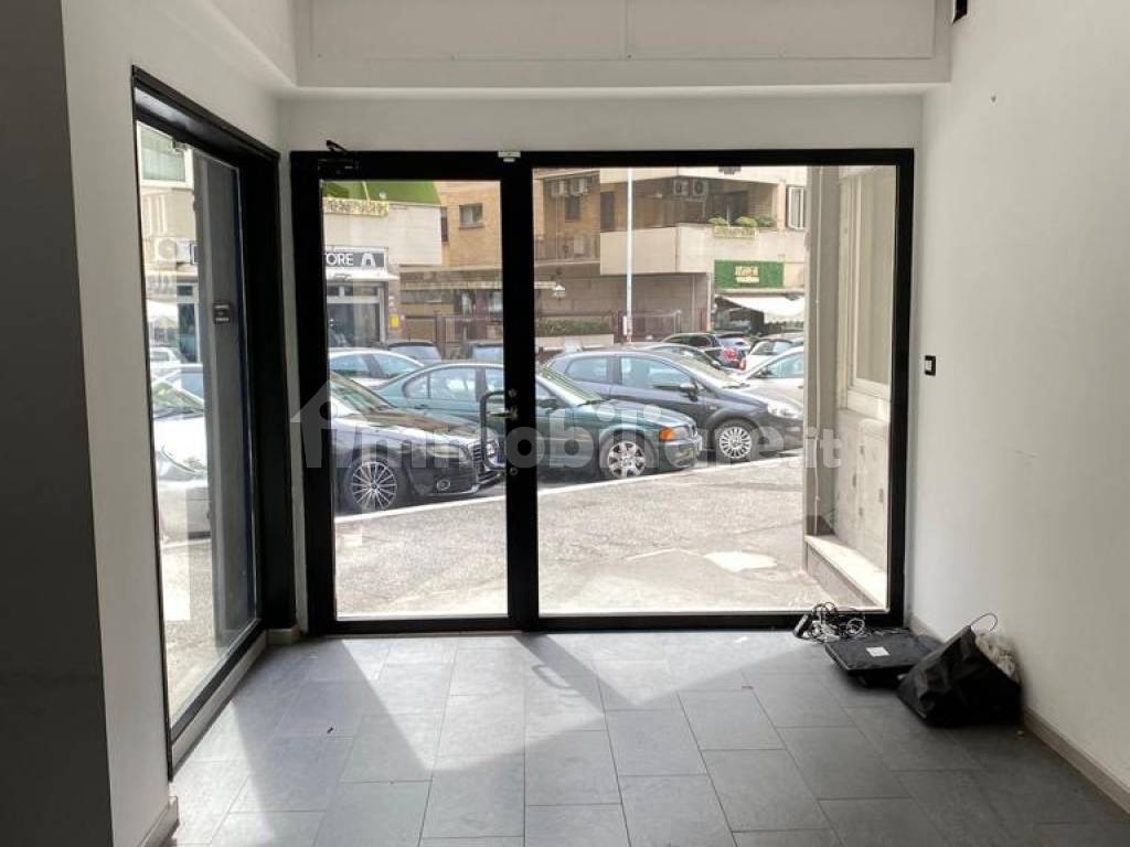 Locale commerciale via Guido De Ruggiero, Roma, Rif. 120104688 ...