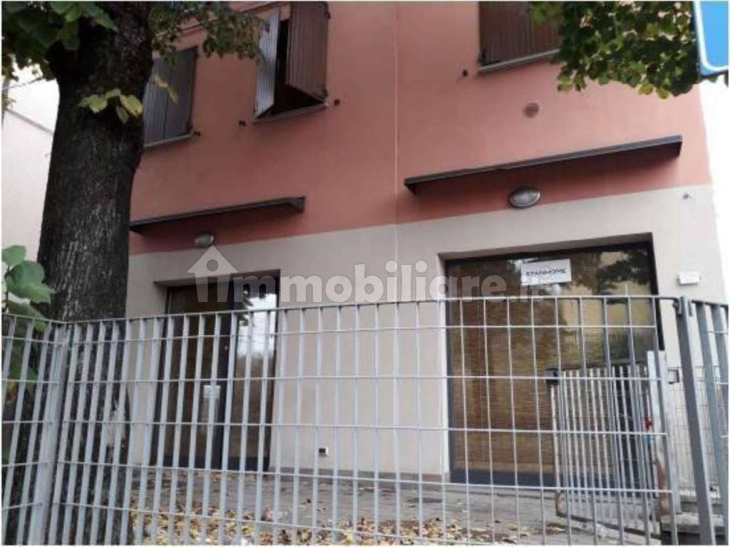 Locale commerciale via Primo Savani, Parma, Rif. 120112460 - Immobiliare.it