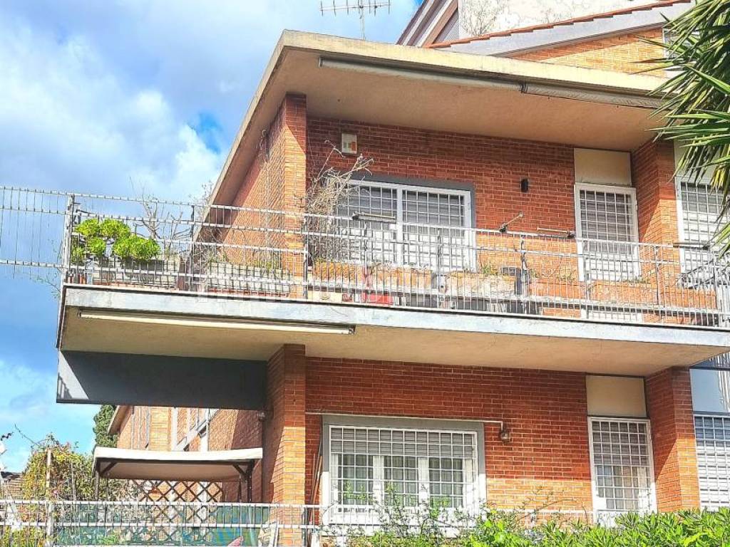 Vendita Appartamento Roma. Quadrilocale in viale del Poggio Fiorito ...