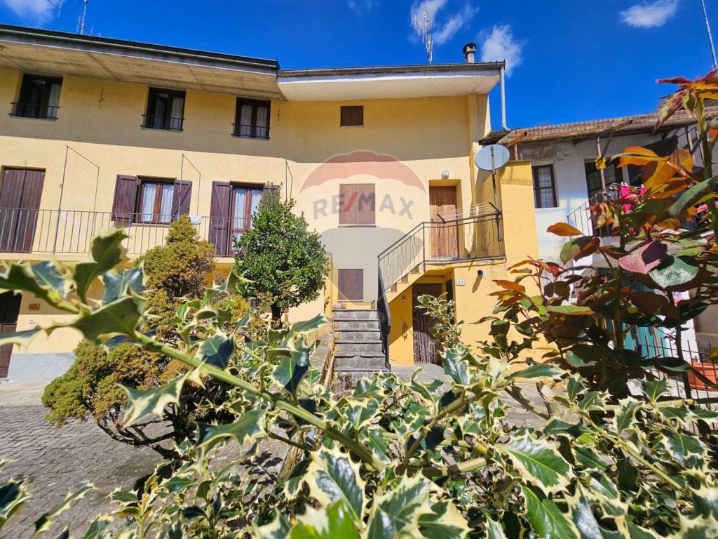 Sale Multi-family detached house in Strada Provinciale 30 Roccasparvera ...