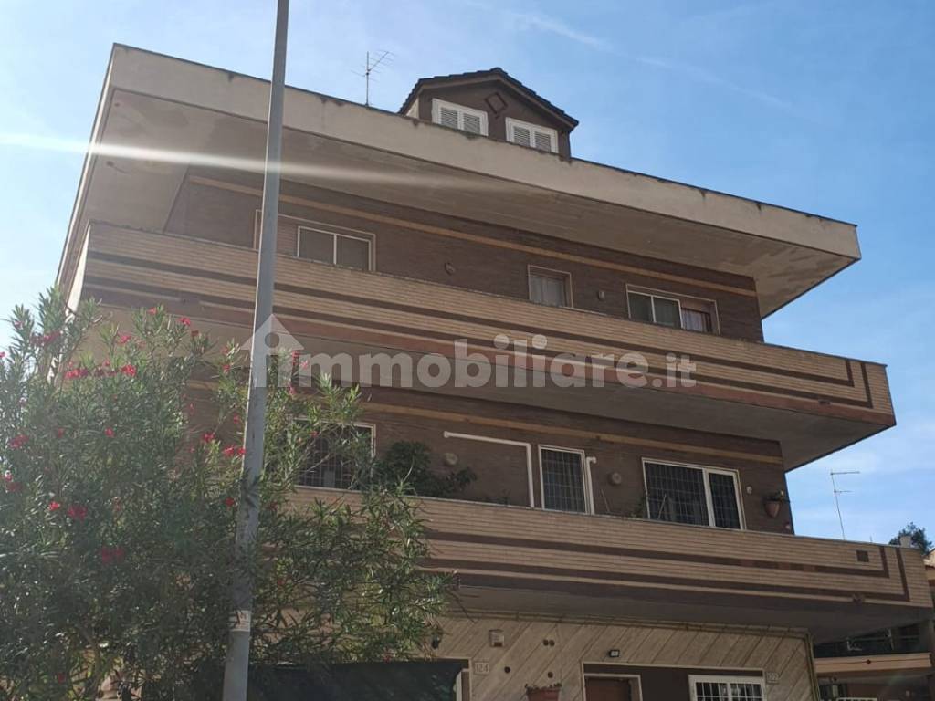 Vendita Appartamento Roma. Trilocale in via del Risaro 118. Ottimo ...