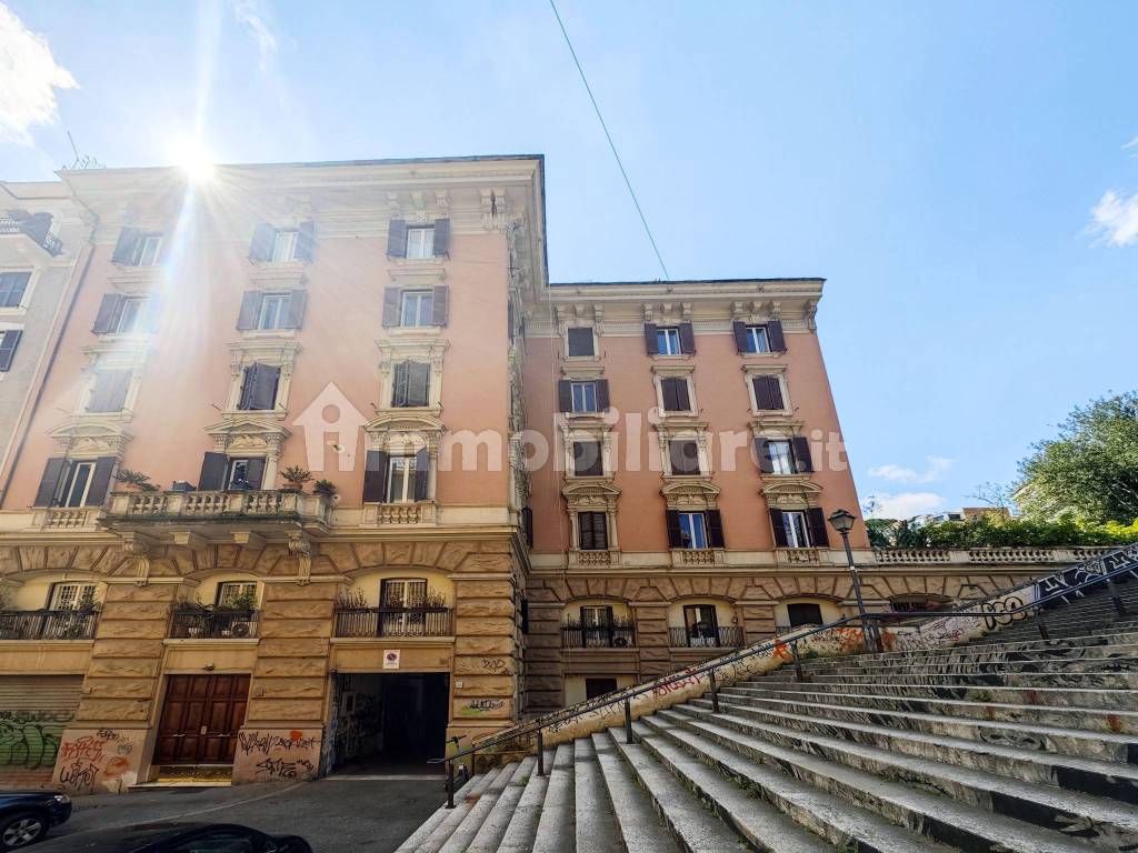 Vendita Appartamento in via Ugo Bassi. Roma. Buono stato, quinto piano ...
