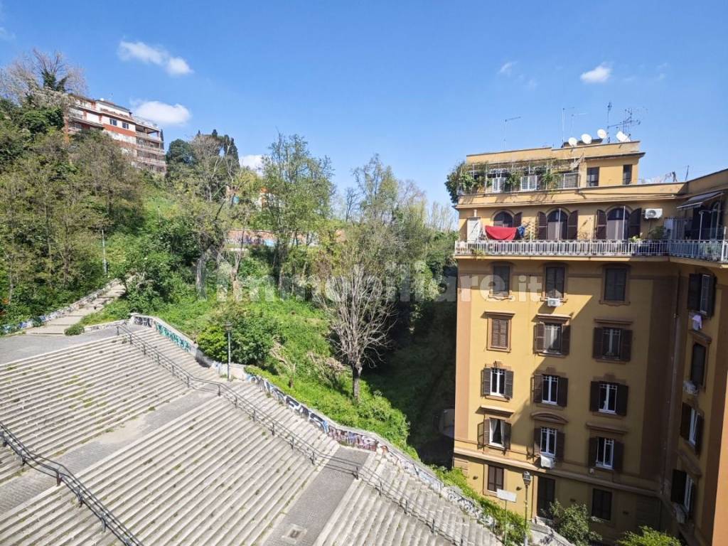 Vendita Appartamento in via Ugo Bassi. Roma. Buono stato, quinto piano ...